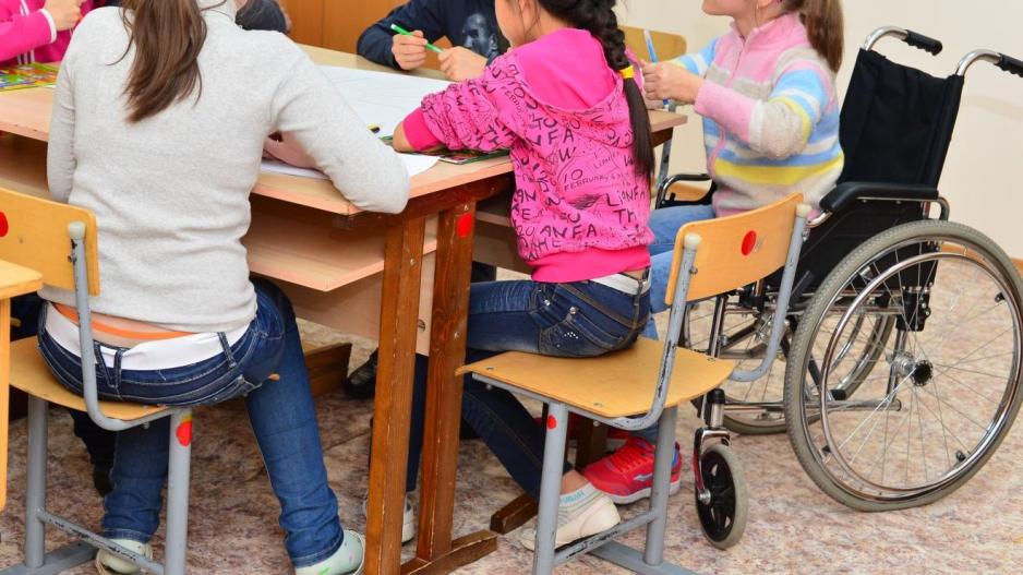 Καταγγέλλουν αποκλεισμό παιδιών με αναπηρία στο σχολείο, πώς απαντά η ...